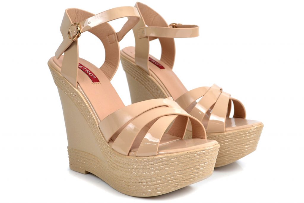 Metro Shoes Stylish Winter Footwear Designs Collection 2023-24