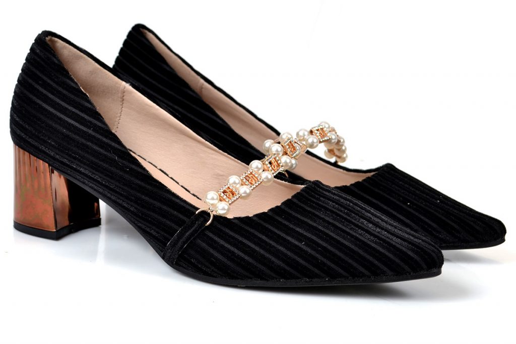 Metro Shoes Stylish Winter Footwear Designs Collection 2023-24