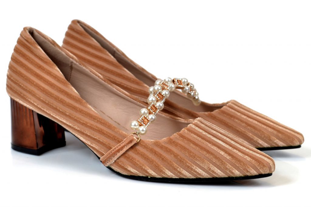 Metro Shoes Stylish Winter Footwear Designs Collection 2023-24