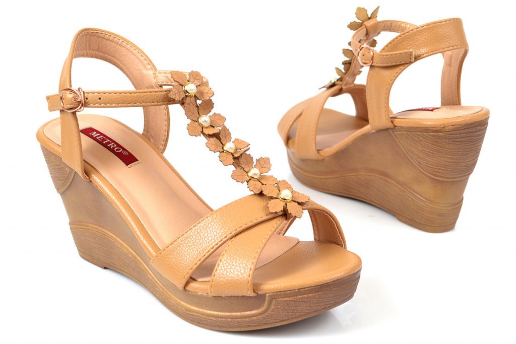 Metro Shoes Stylish Winter Footwear Designs Collection 2023-24