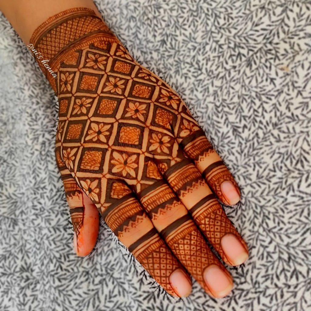 Geometric Pattern Mehndi Designs (1) - StylesGap.com
